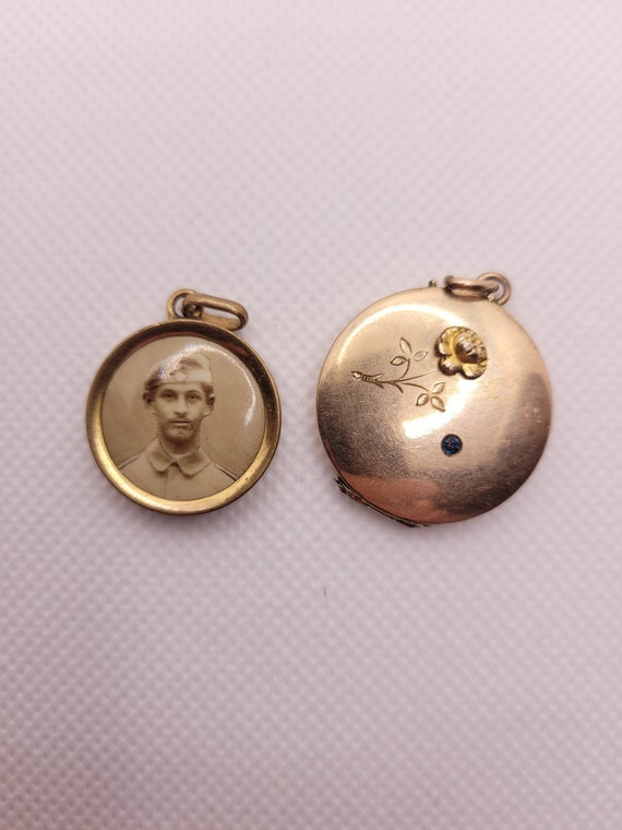 Antique, World War One, 9 carat gold picture locket. - Gem