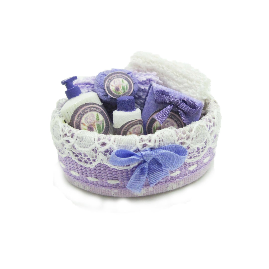 Panier de spa rempli de beauté de maison de poupée miniature parfum ...