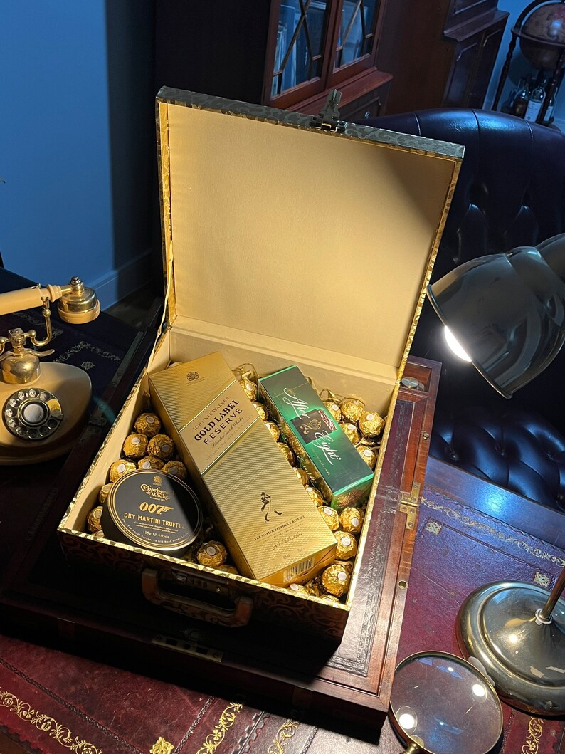 Luxury Gold Label Johnnie Walker Whiskey, Charbonnel Et Walker 007 ...