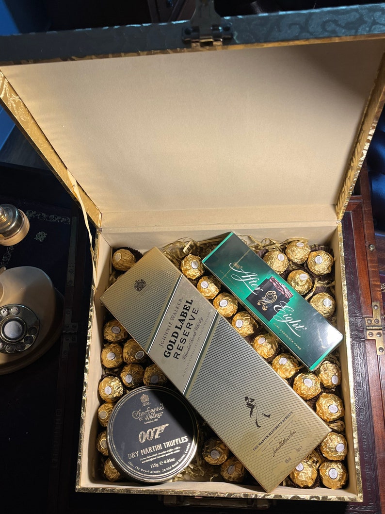 Luxury Gold Label Johnnie Walker Whiskey, Charbonnel Et Walker 007 ...