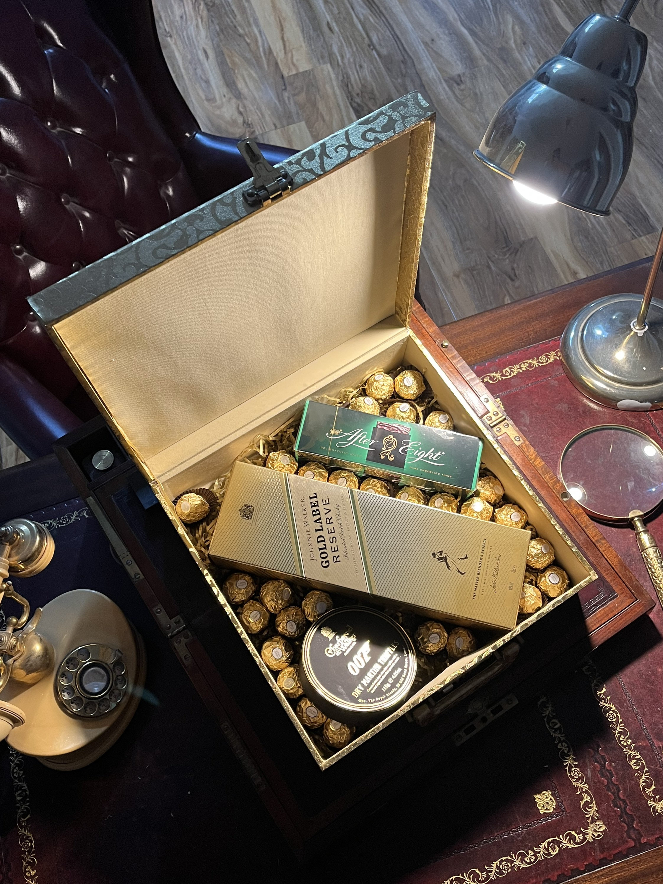 Luxury Gold Label Johnnie Walker Whiskey, Charbonnel Et Walker 007 ...