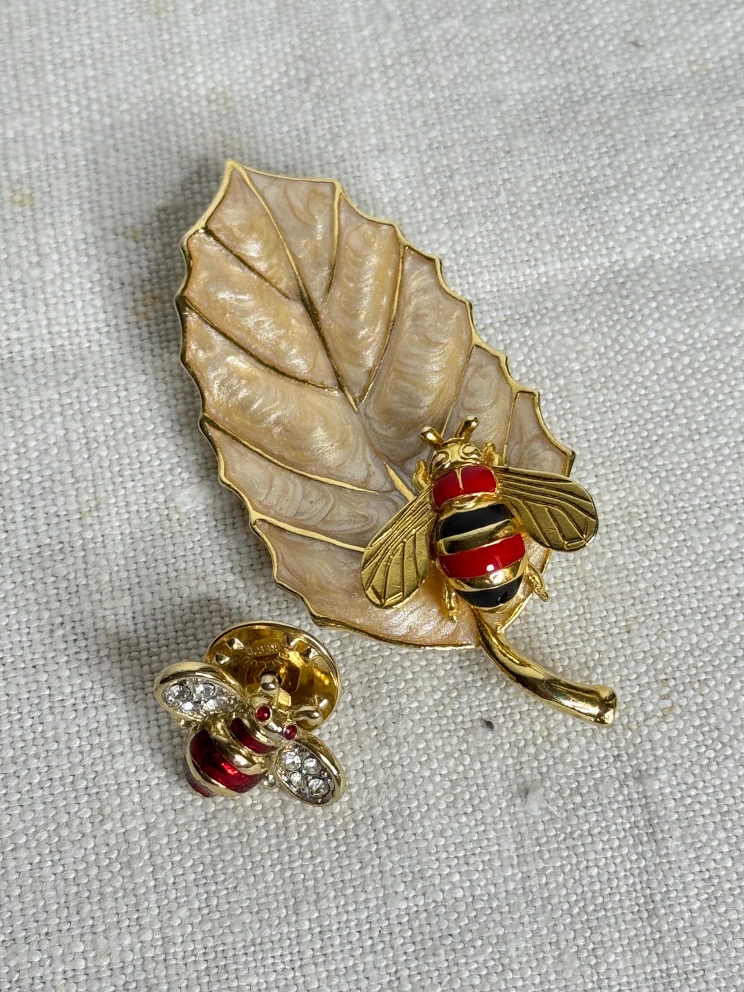 Avon Signed S©P on Reverse Enamel Leaf With Two Size Bees Duet Pin ...