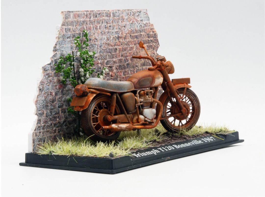 1967 Triumph Bonneville Motorcycle 1/24 Scale Scrapyard Diorama Ref H10 ...