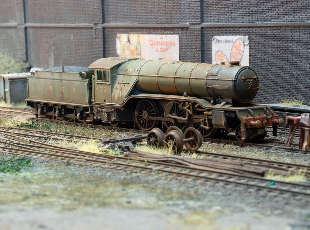 OO Gauge Scrapyard LNER V2 Locomotive, Heavily Rusted and Weathered ...