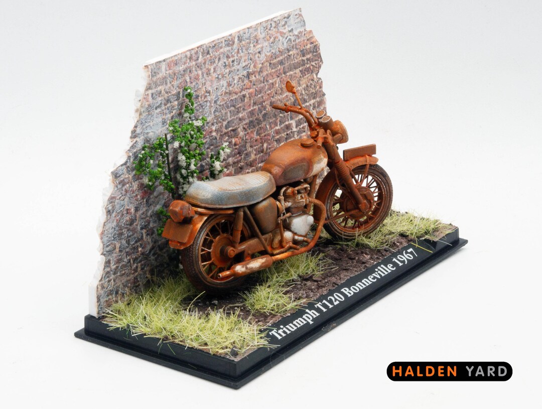 1967 Triumph Bonneville Motorcycle 1/24 Scale Scrapyard Diorama Ref H10 ...