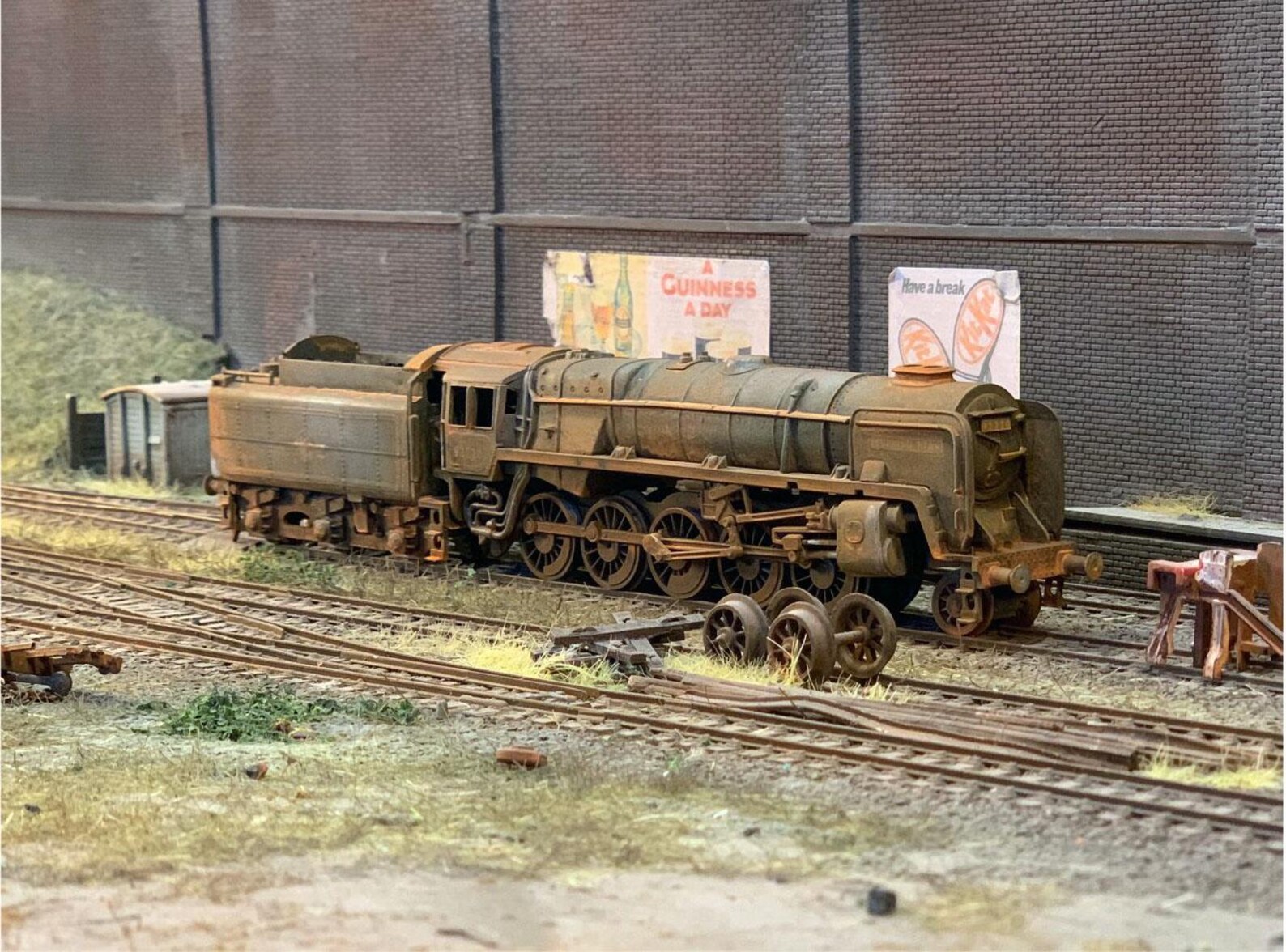 OO Gauge Scrapyard British Rail 9F Locomotive, Heavily Rusted and ...
