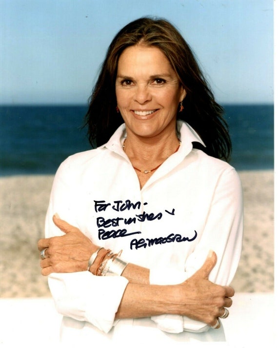 Ali Macgraw 2022