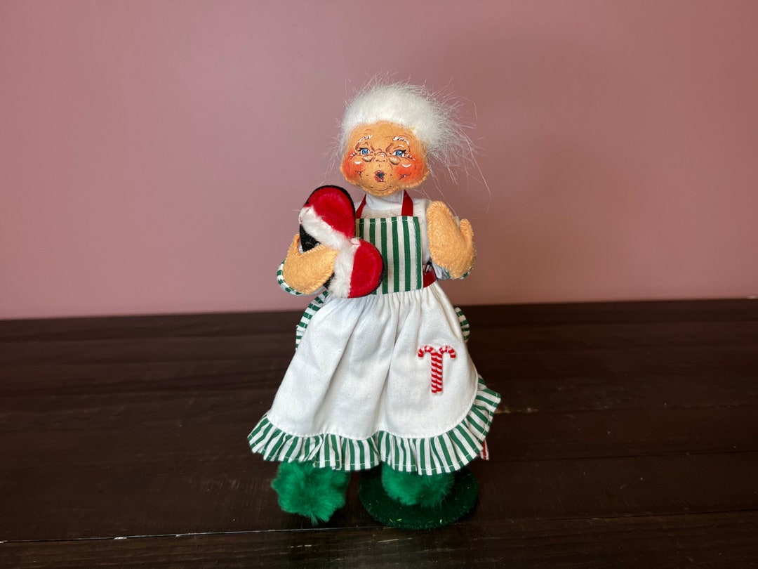 Annalee Dolls - 9.5 Inch Mrs. Claus Holding on Santa's Slippers; Cute ...