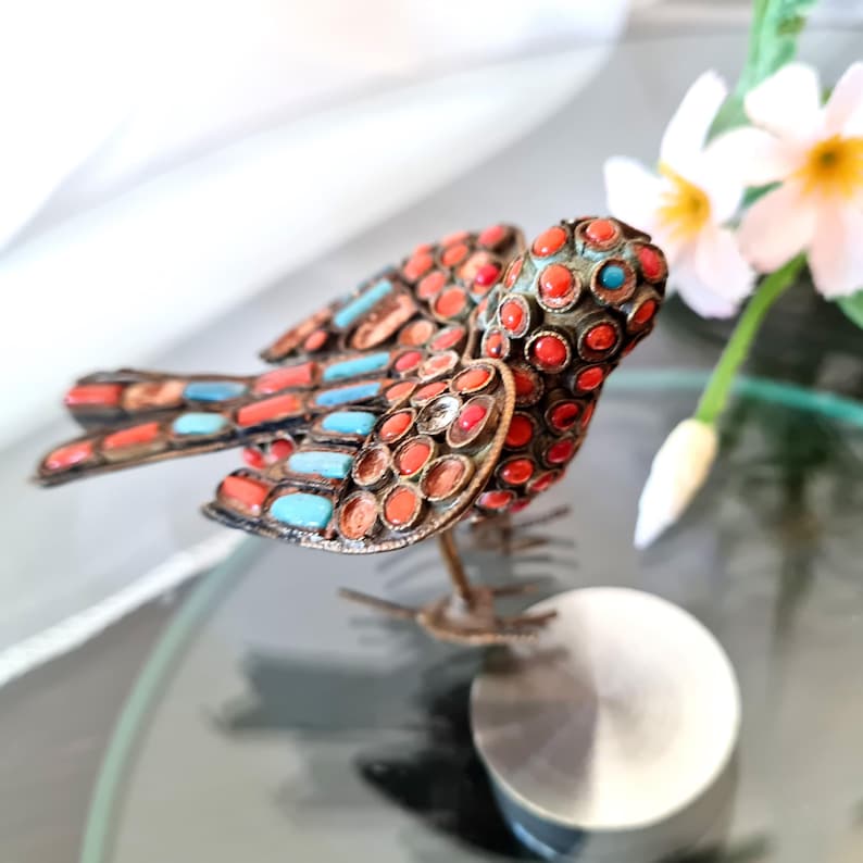 Estatueta de pássaro de metal vintage com incrustações de turquesa e ...