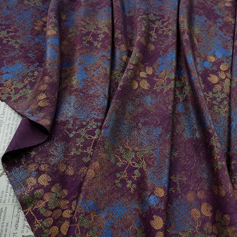 Tela brocada de diseño jacquard con ramas en relieve de color púrpura ...
