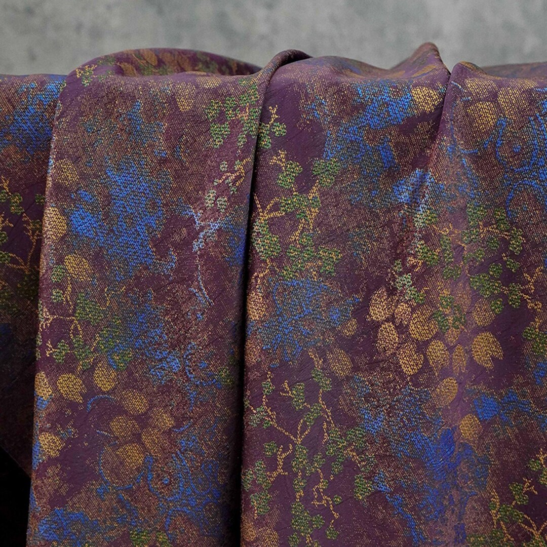 Tela brocada de diseño jacquard con ramas en relieve de color púrpura ...