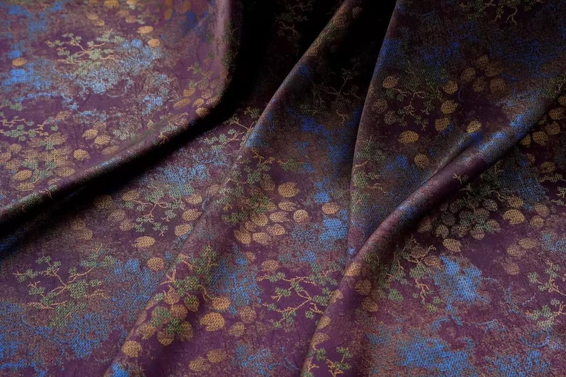 Tela brocada de diseño jacquard con ramas en relieve de color púrpura ...