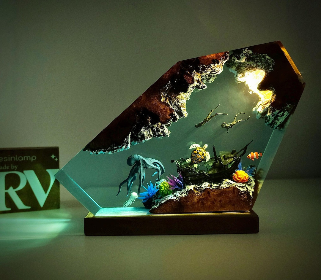 Diorama Epoxy Resin Ocean Lamp, Giant Octopus and Couple Diver Night ...