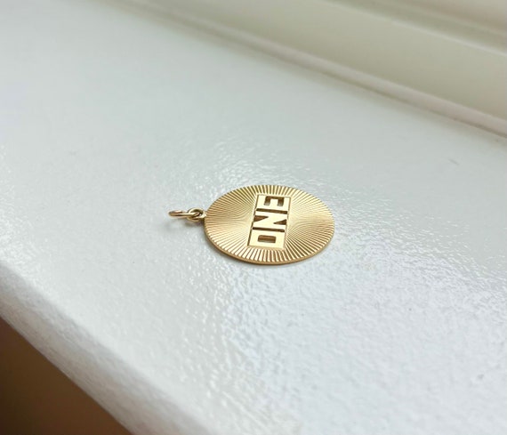 Vintage 14k Gold Engine Turned “One” Round Pendant - Gem