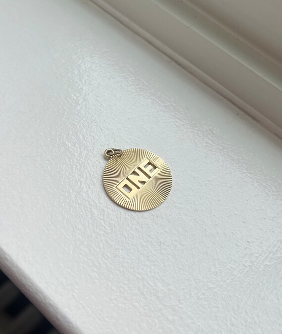 Vintage 14k Gold Engine Turned “One” Round Pendant - Gem