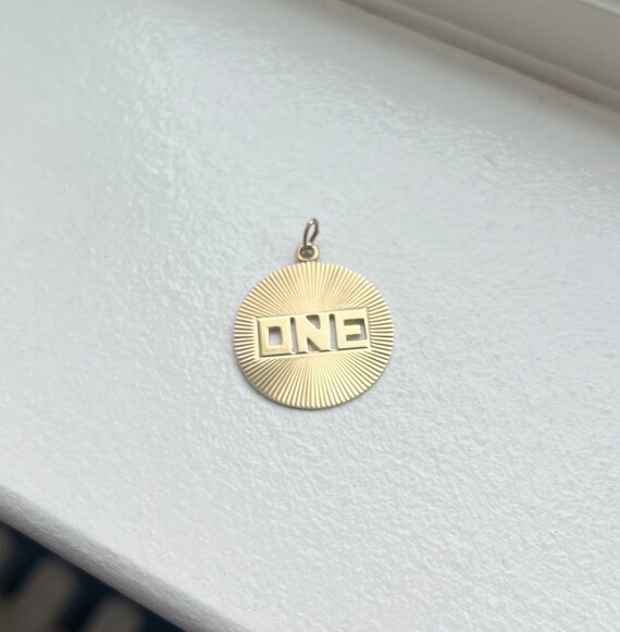Vintage 14k Gold Engine Turned “One” Round Pendant - Gem