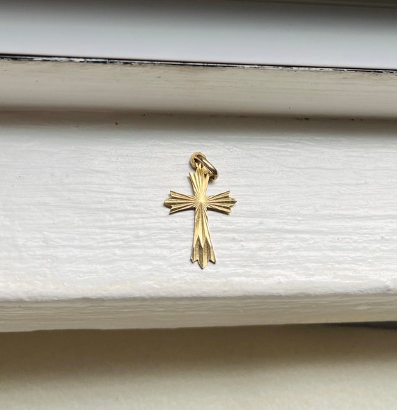 Vintage 14k Gold Engine Turned Cross Pendant Charm - Gem