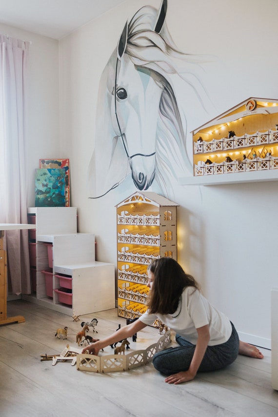 Interior Del Granero De Caballos Puesto Vacío En El Establo De