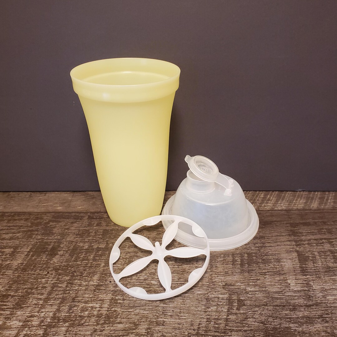 Tupperware Quick Shake Container. Yellow. EUC. Vintage - Etsy