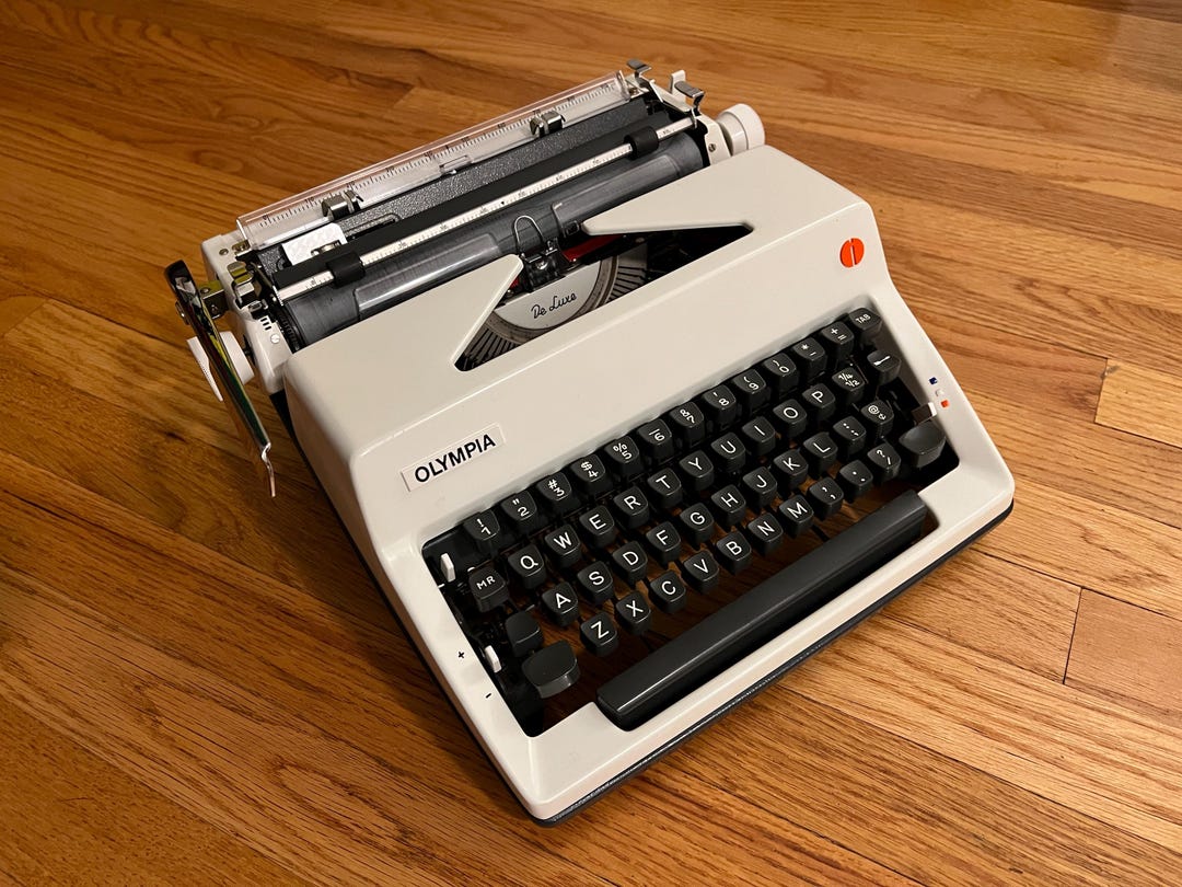 Working Olympia Typewriter: SM9 | Vintage 1972 | Special Senatorial ...