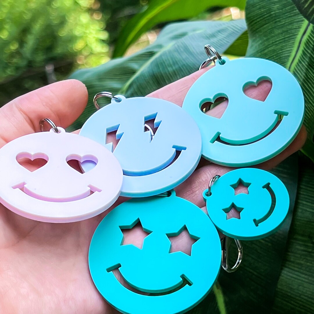 Smiley Face Groovy Keychain, Cute Retro Gift Keyring, Hippie Flower ...