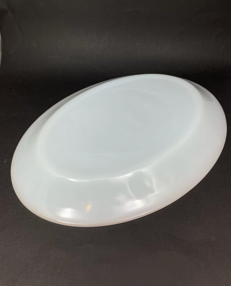 Prato oval Fire King em vidro leitoso com borda dourada e design em ...