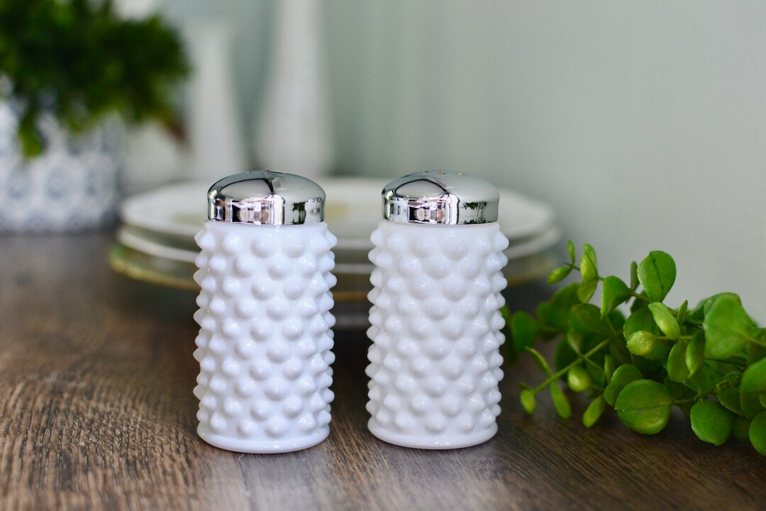 Vintage Hobnail Salt and Pepper Shakers Milk Glass - Etsy Vintage Hobnail Salt and Pepper Shakers Milk Glass - Etsy