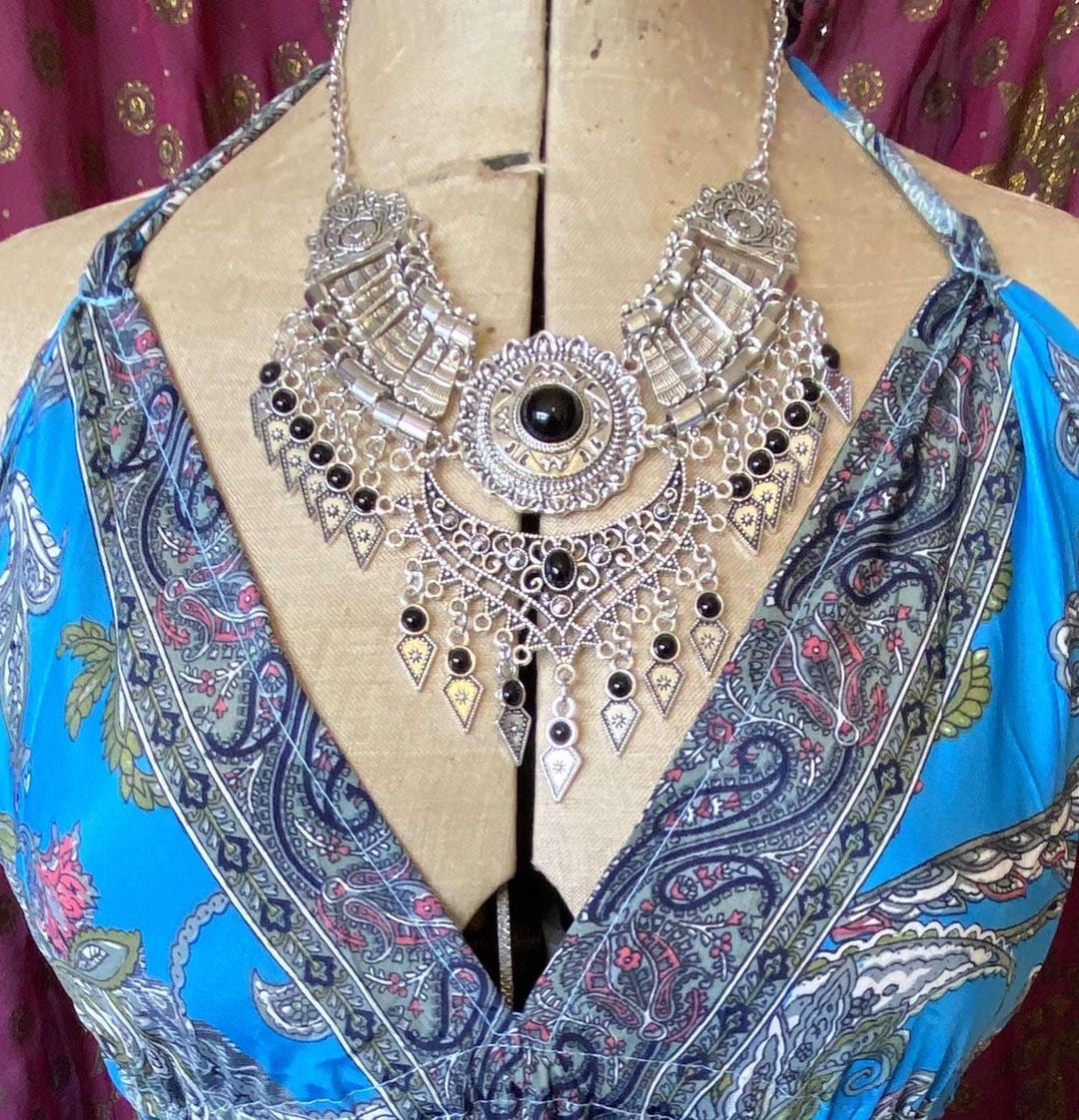 Urvashi the Beautiful Mehndi Henna Design Tassel Pointed Black Stone ...
