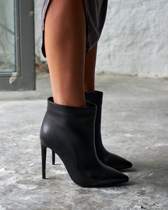 Pointed heel boots store