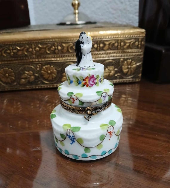 RARE!!! Vintage Porcelain Trinket Hinged Wedding Coup… - Gem