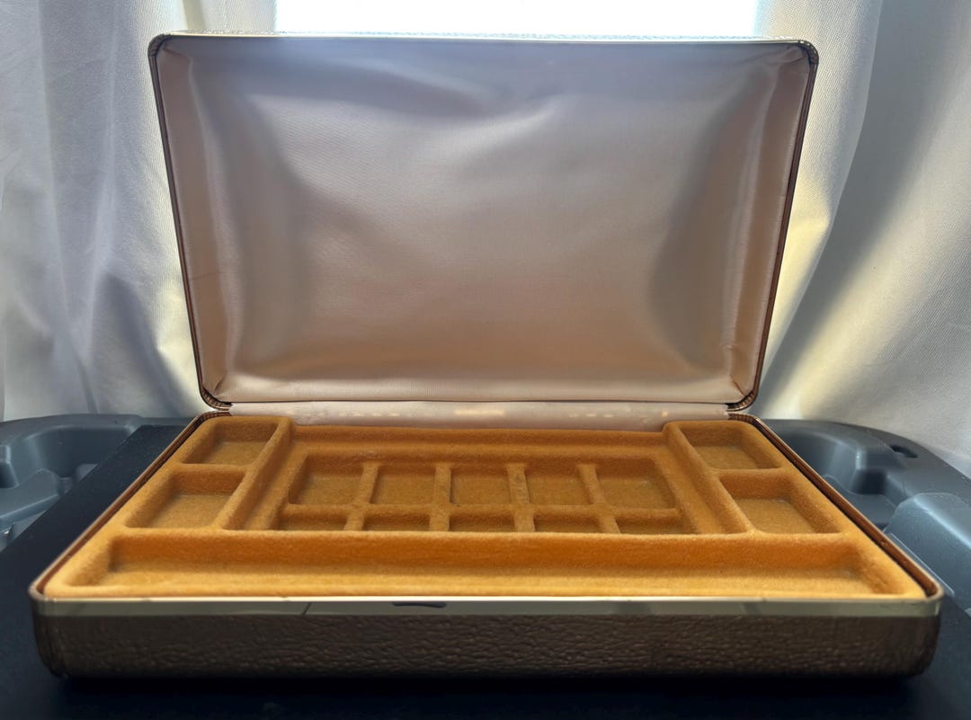 Gold Vinyl Clamshell Earring Holder Jewelry Box Yellow Velvet and Cream ...