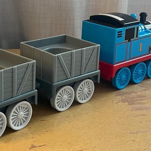Vintage 2005 Thomas the Tank Engine Thomas Pull Along Engine and 2 ...