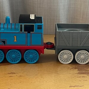 Vintage 2005 Thomas the Tank Engine Thomas Pull Along Engine and 2 ...