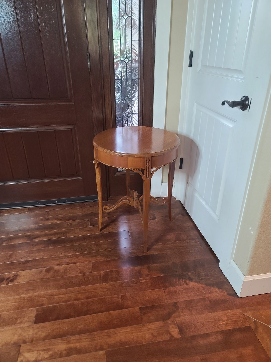 Gorgeous, Vintage, Classic Cherry End Table/lamp Table With Beautifully ...