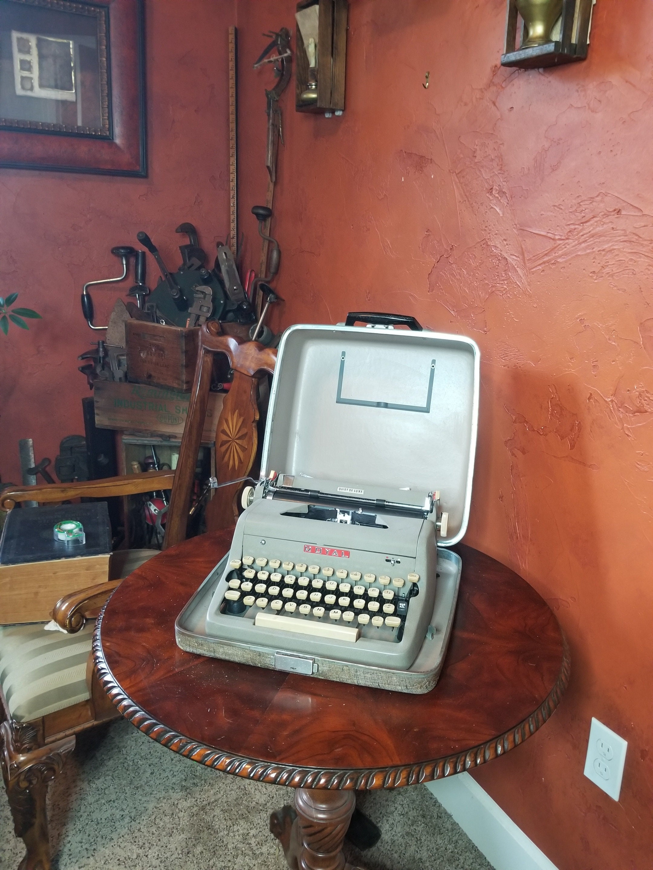 Stylish Vintage Late 1940s Post War Royal De Luxe Typewriter in Great ...