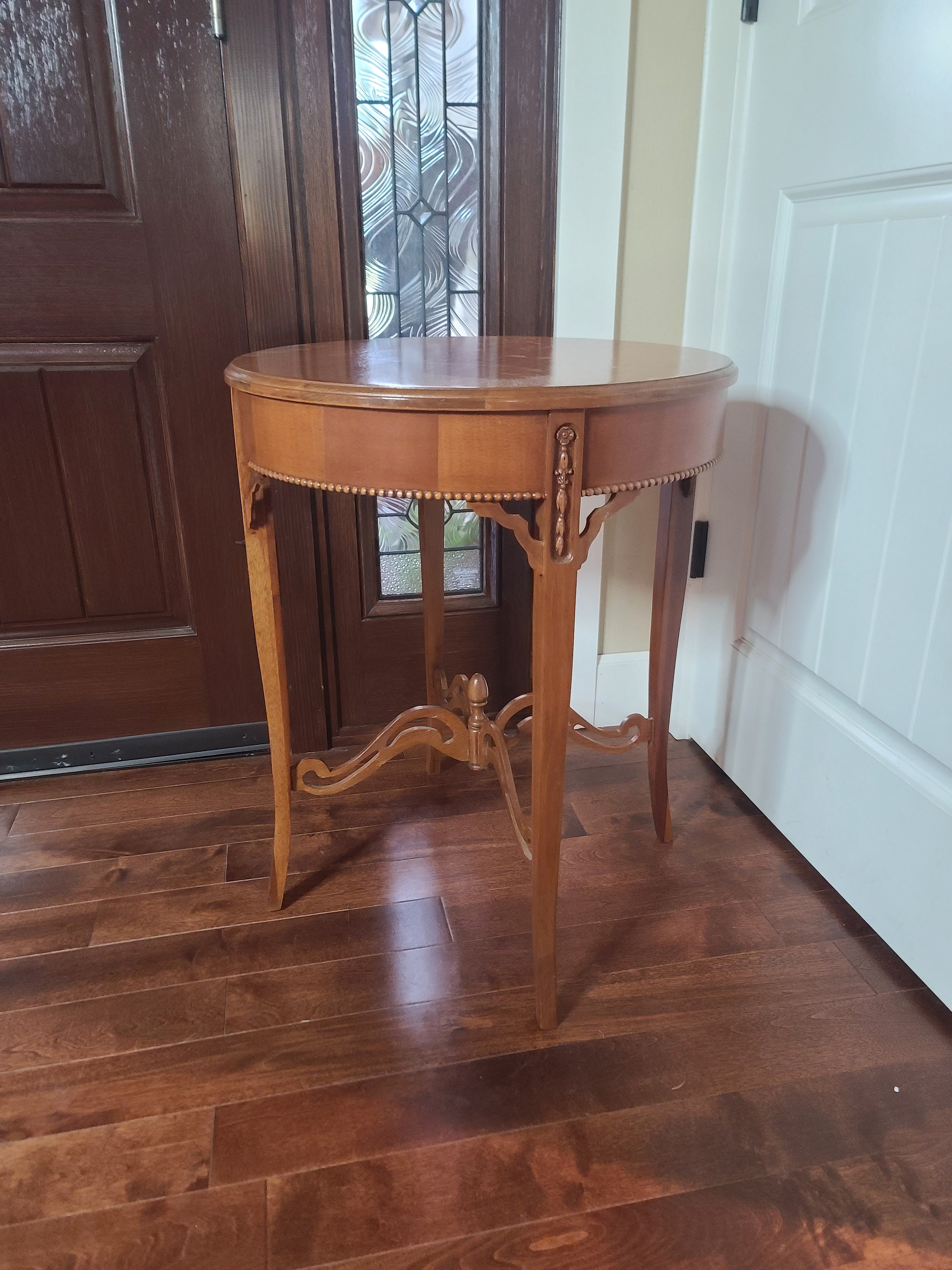 Gorgeous, Vintage, Classic Cherry End Table/lamp Table With Beautifully ...