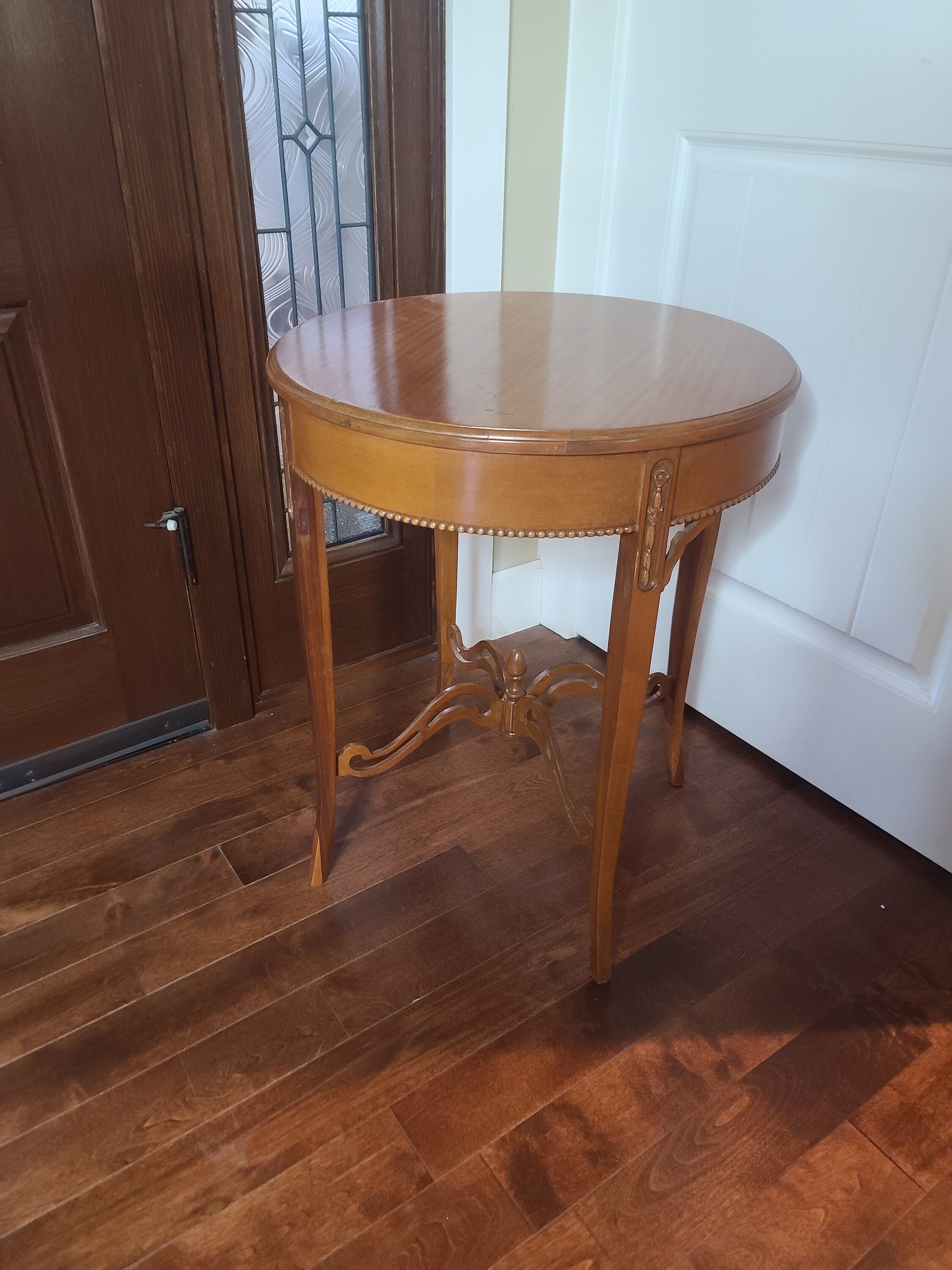 Gorgeous, Vintage, Classic Cherry End Table/lamp Table With Beautifully ...