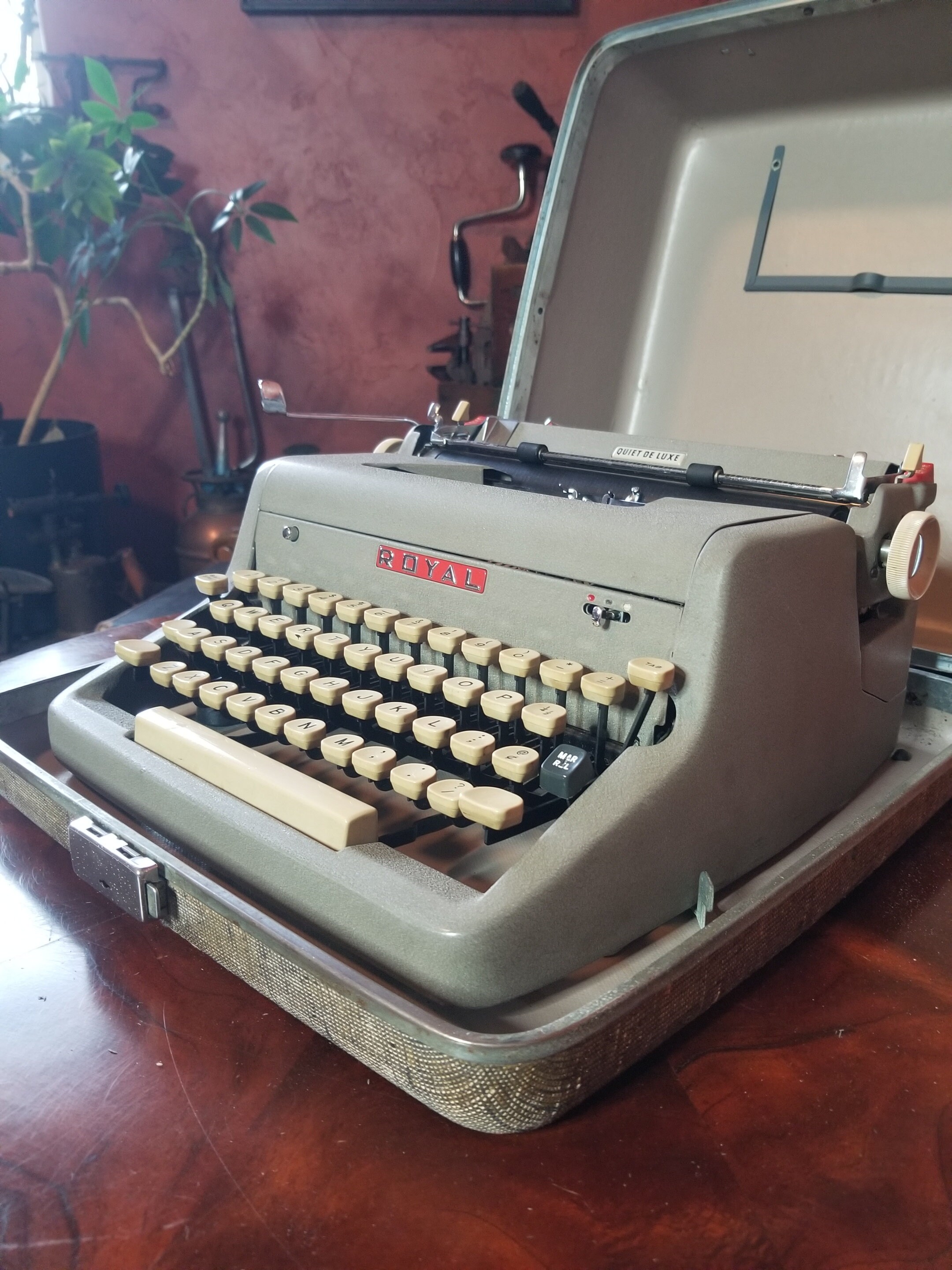 Stylish Vintage Late 1940s Post War Royal De Luxe Typewriter in Great ...