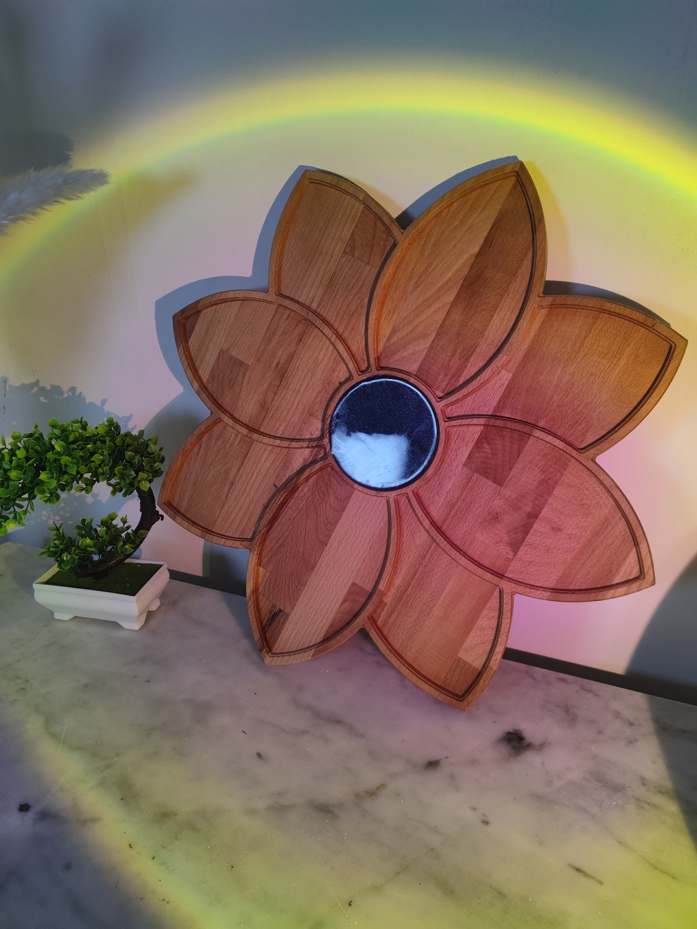 Dining & Serving Flower-shaped rotating aperitif tray with epoxy resin ...