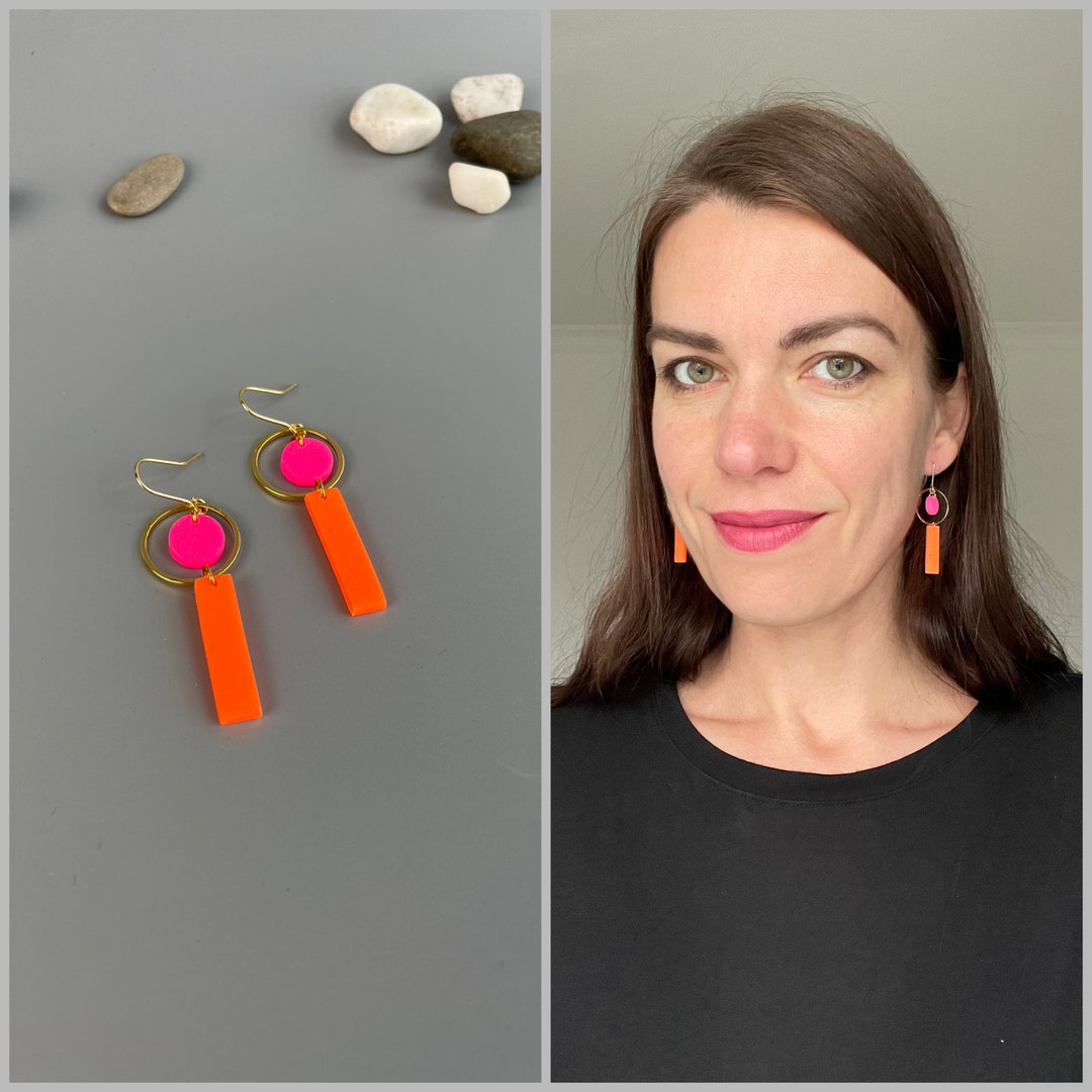 Long dangle earrings, neon orange and fuchsia polymer clay, gold plated hoop, neon schmuck - Etsy.de