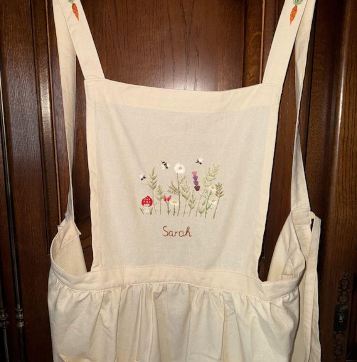 Personalized Hand Embroidered Apron Women,kitchen Apron,bee Apron,daisy ...