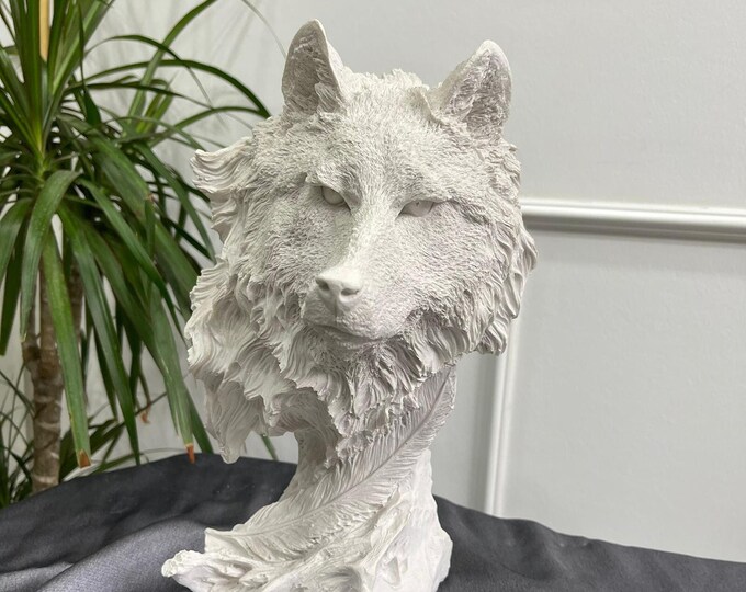 Majestic Wolf Bust Statue for Home & Office Decor – Realistic Wild ...