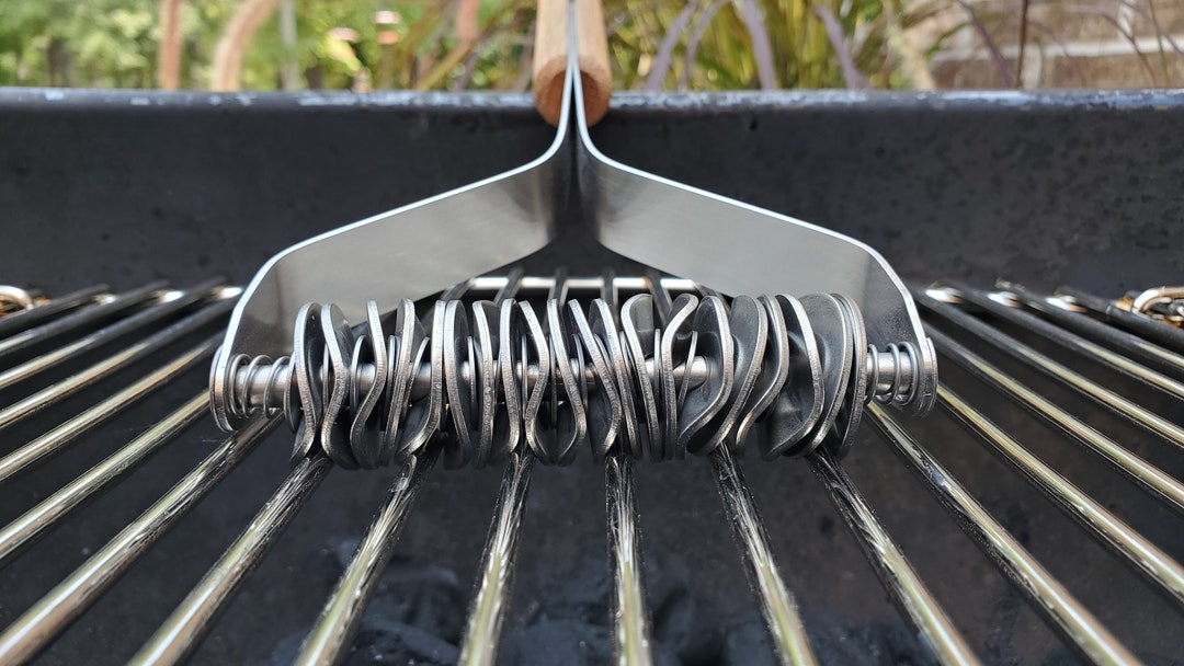 Grilly Goat A Universal Grill Grate Cleaner for All Round Rod Grates ...