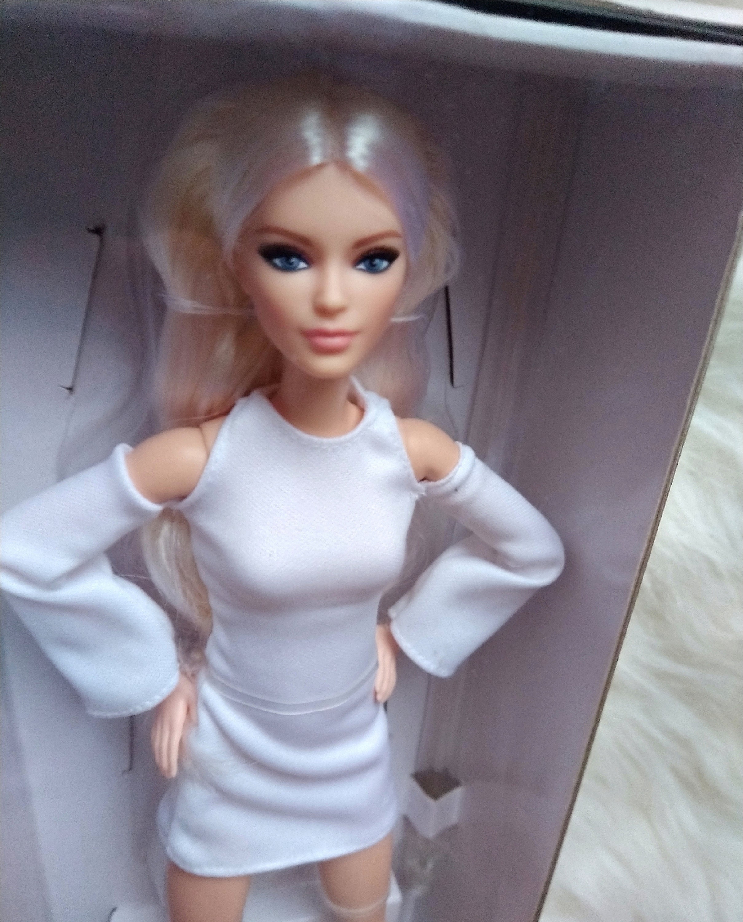 Mattel Barbie Signature Looks Doll Model 6 Victoria, Tall, Blonde GXB28 ...