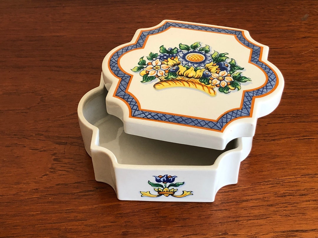 Vintage Elizabeth Arden Powder Box in the 'roma Al Fresco' Pattern ...