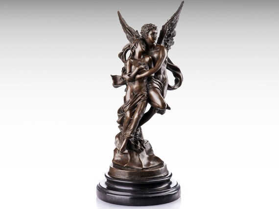 Sculpture De Cupidon