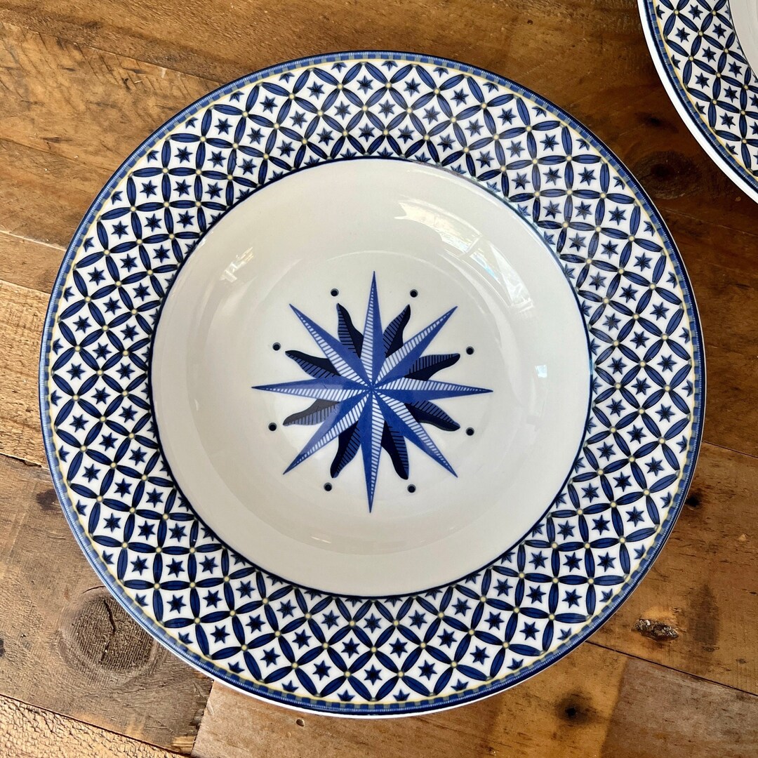Victoria & Beale Williamsburg Pattern Rimmed Soup Bowls. Sold ...