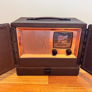 SUPER RARE Vintage Gilfillan AM Tube Radio, Model 66B. From 1946 ...