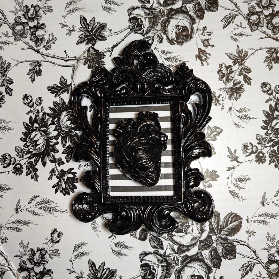 6.5 Victorian Gothic Framed 3D Black Anatomical Heart Black/white ...