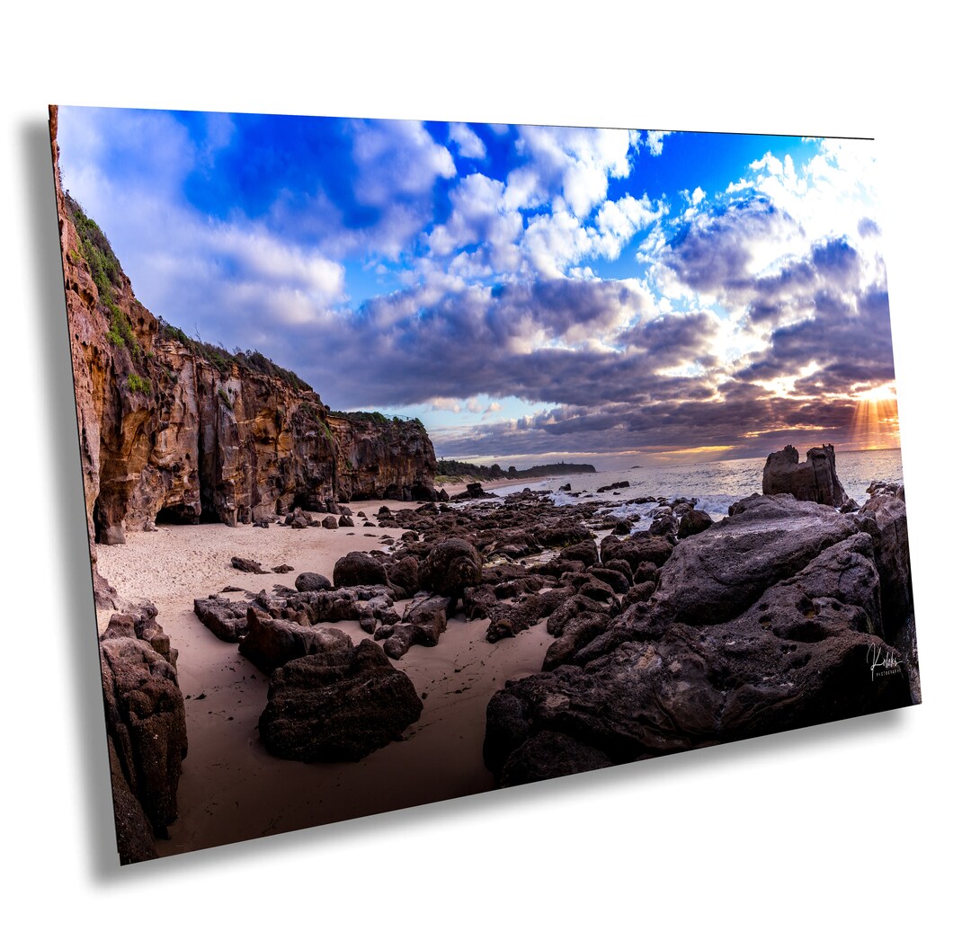 Caves Beach, Sunrise With Gods Rays Shining Through at Swansea, New ...